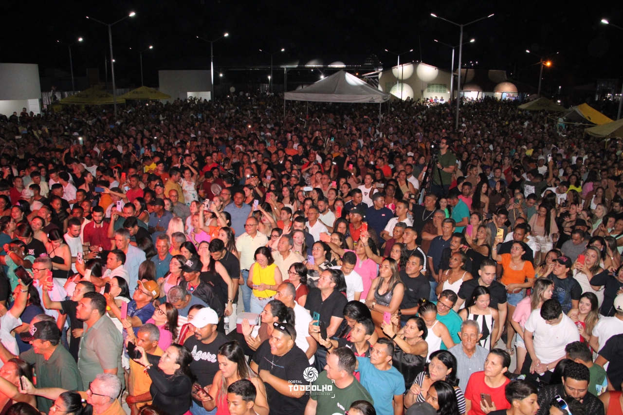 Multidão celebra os 26 anos de Aroeiras do Itaim com shows de Amado ...